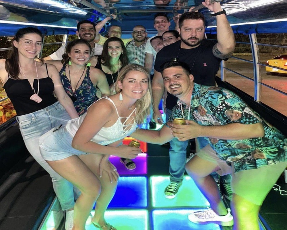 Chiva rumbera con pista de baile | Happy Travel Cartagena